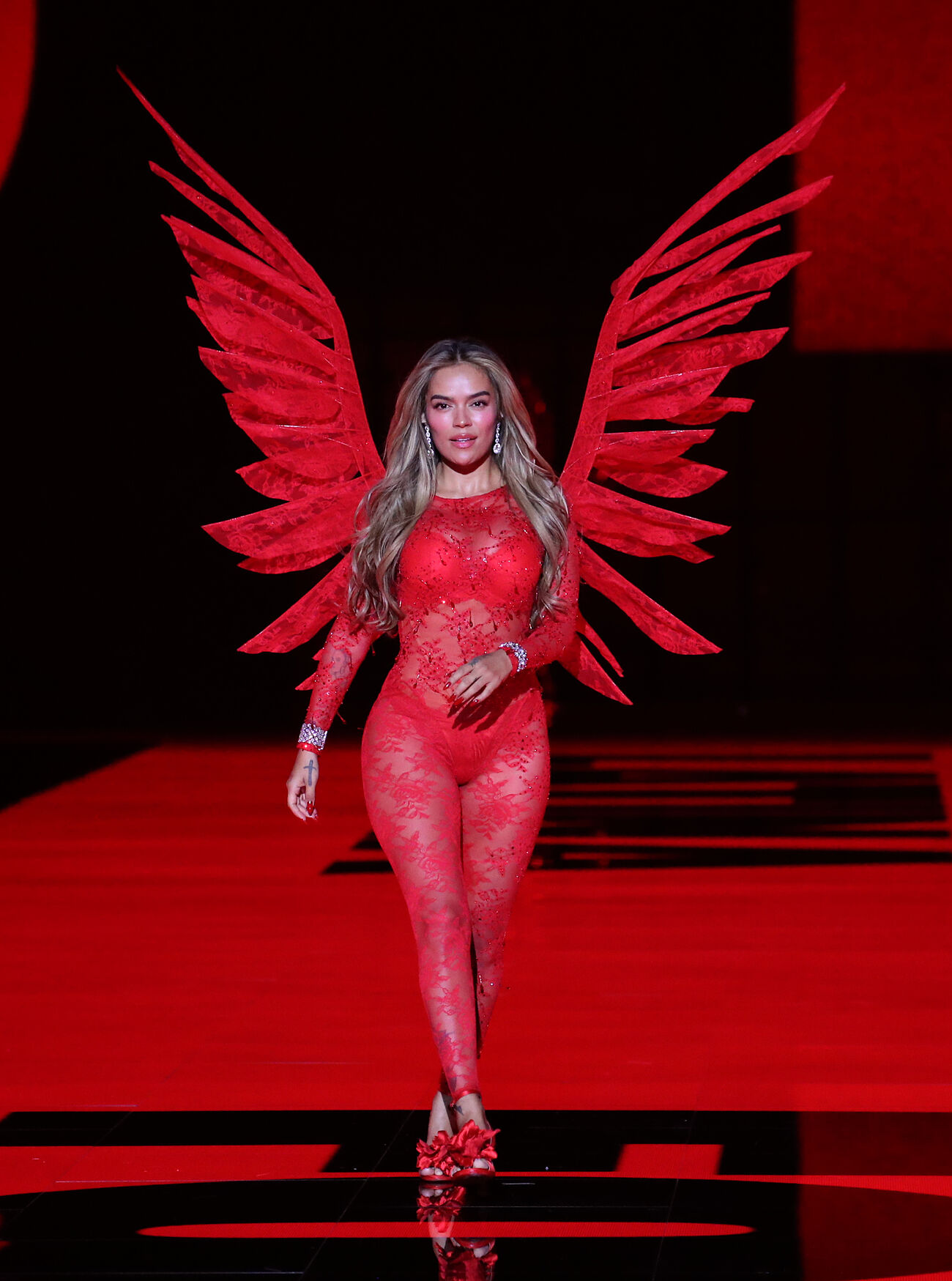 Karol G, el espectacular ángel colombiano de se convierte del desfile ...