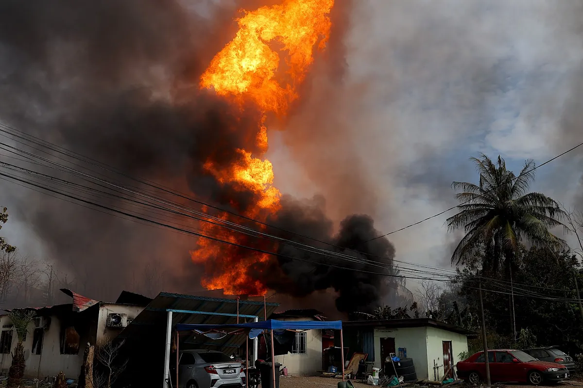 La rotura de una tubería de gas provoca un incendio colosal en Malasia ...