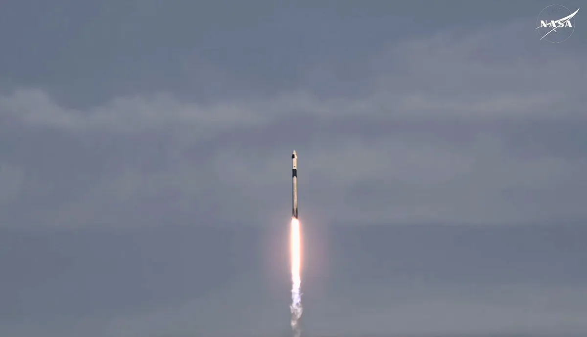 La cápsula de SpaceX, rumbo a la Estación Espacial para traer de ...