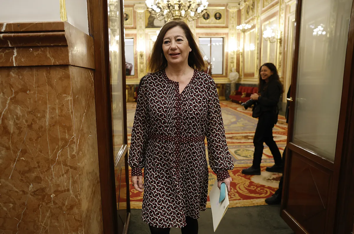 Pitos y abucheos a Armengol a la salida de un bar de Madrid | España