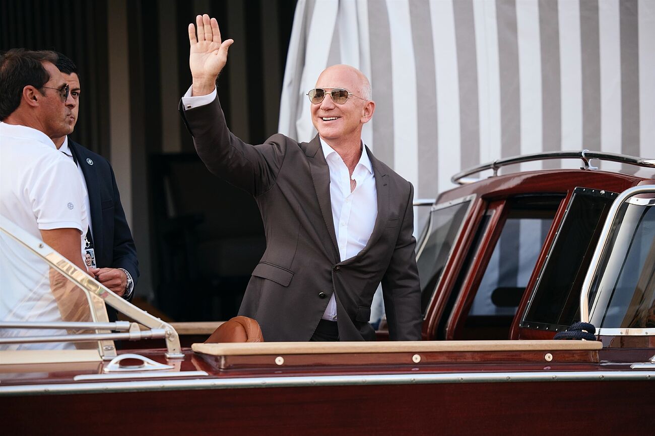 Jeff Bezos le quita el móvil a sus amigos para entrar en una fiesta ...