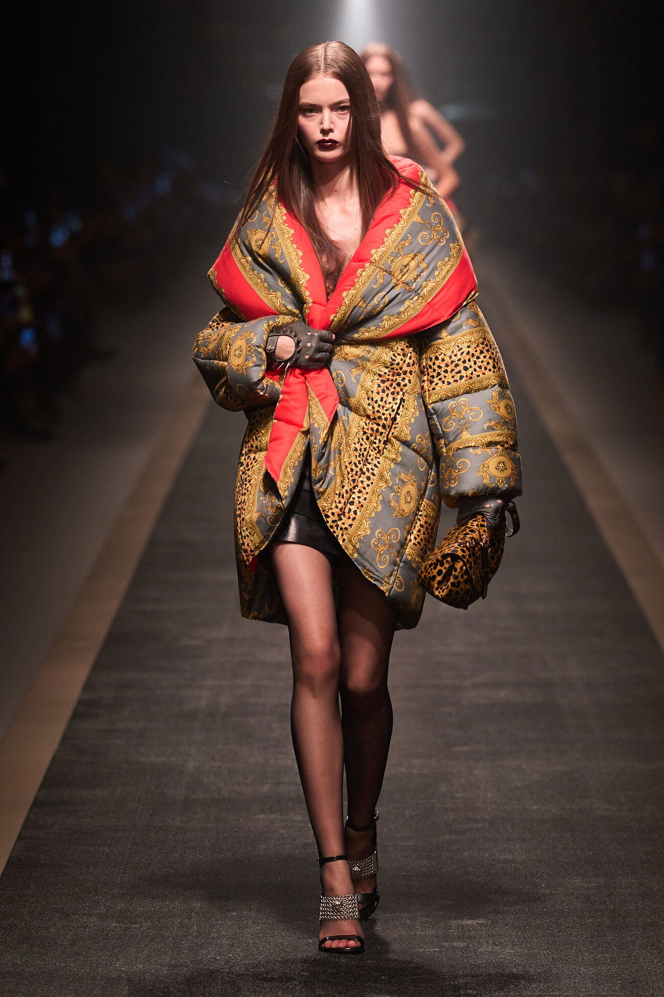 Desfile de Versace de otoño-invierno 2025-26 en la Semana de la Moda de ...