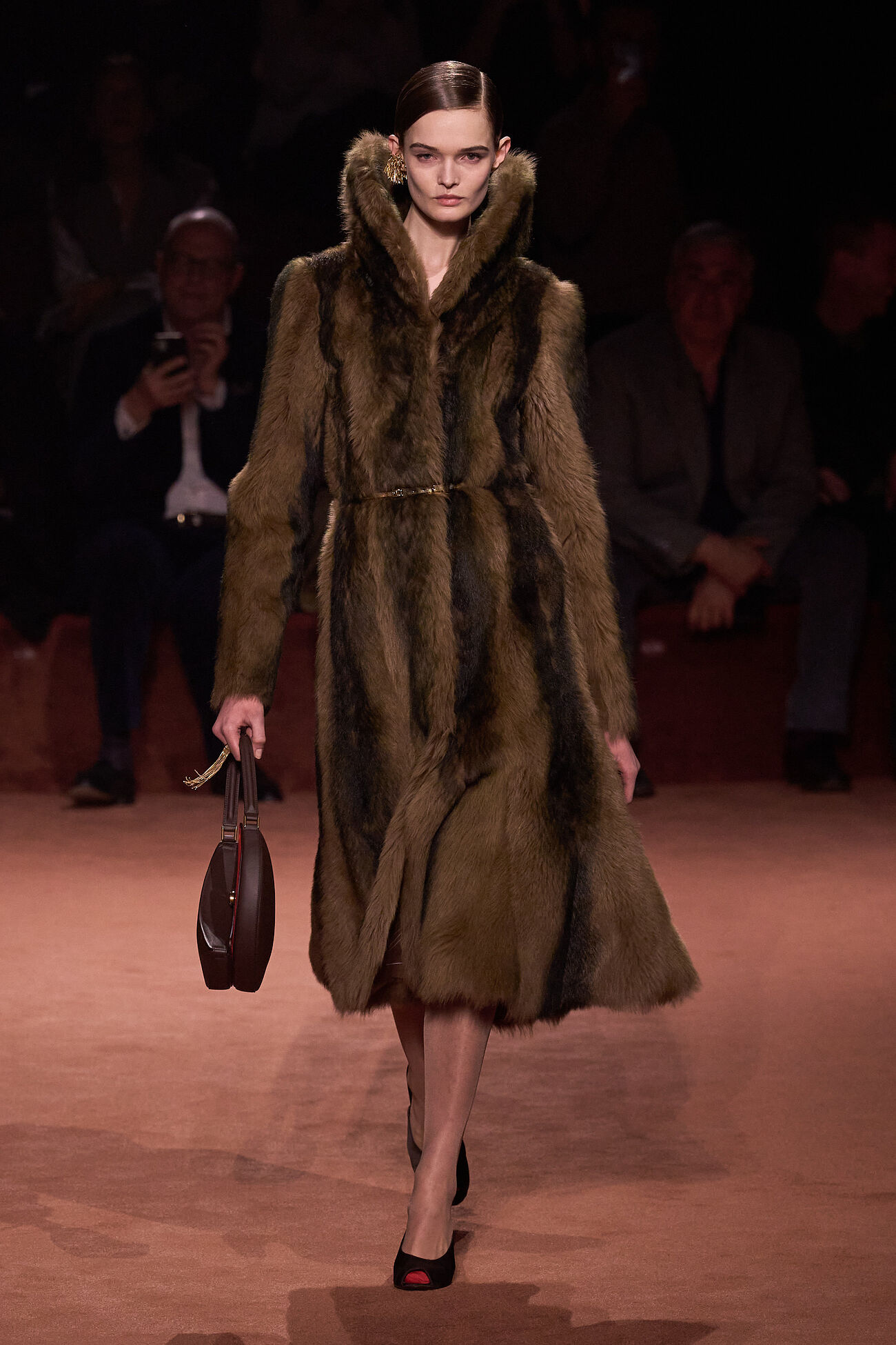 Fendi celebra 100 años de historia en el desfile de otoño-invierno de ...