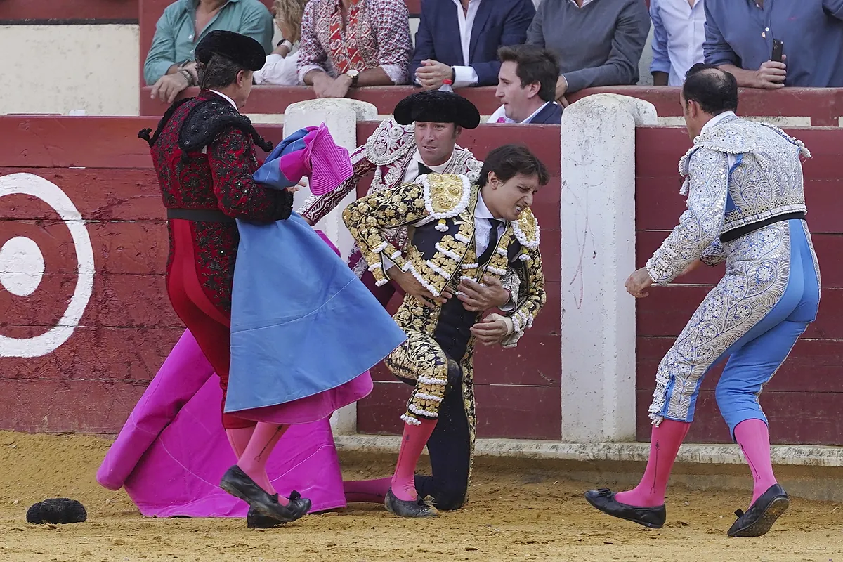 Gran dimensión de Roca Rey, que sufre una fea cogida, y Marco Pérez en ...