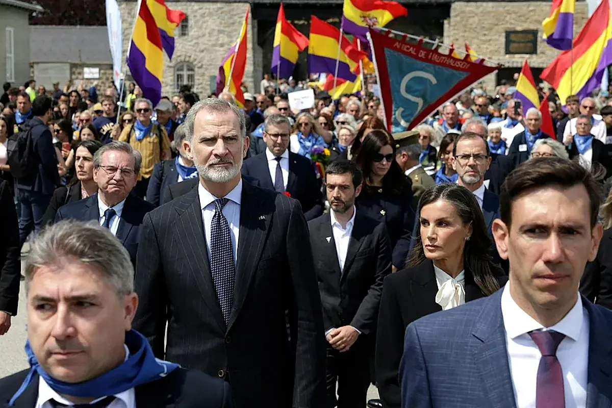 Los Reyes acuden al homenaje en Mauthausen rodeados de banderas ...