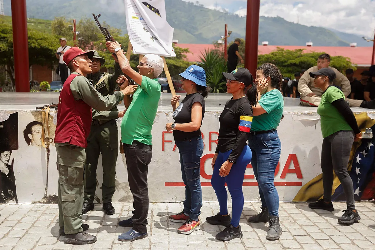 Los milicianos de Maduro: fantasía chavista, escudos humanos y carne de ...