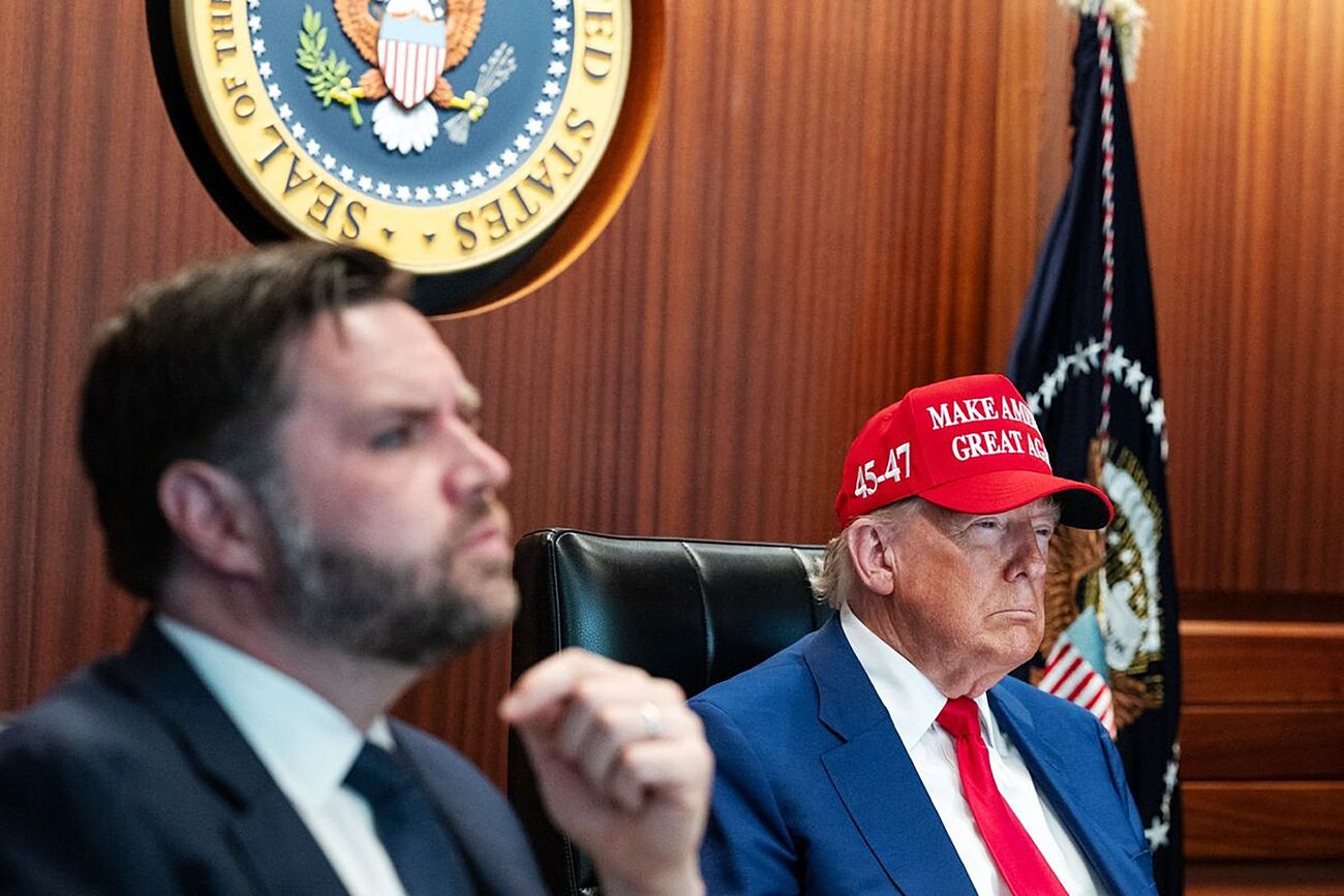 Donald Trump, con su icónica gorra de "Make America Great Again", sigue ...